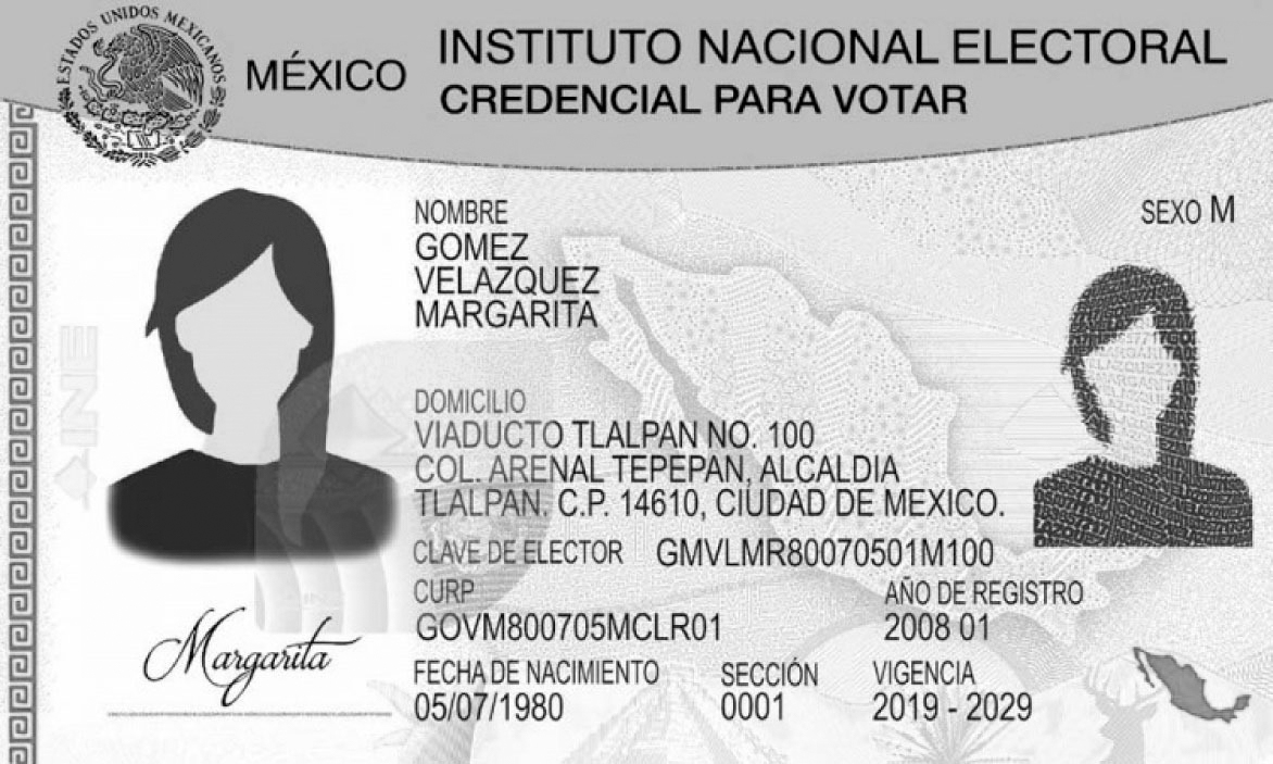 Foto: De frente, sosteniendo su INE, la parte frontal debe ser visible